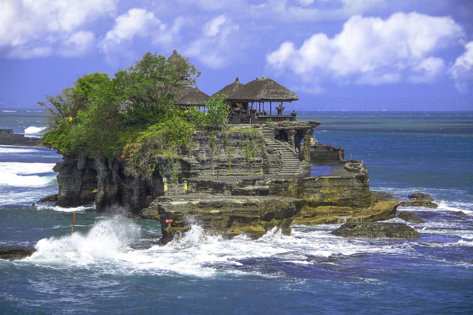 Tanah Lot Bali – Info lengkap: Daya Tarik, Lokasi, Tiket Masuk, & Jam Buka - BookingTogo