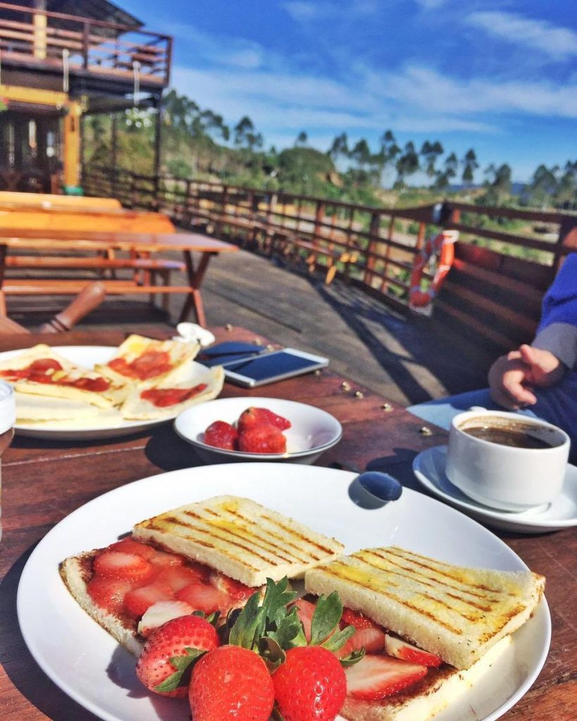 Pinisi Resto dan Glamping Lakeside Ciwidey: Tiket Masuk, Menu & Harga ...