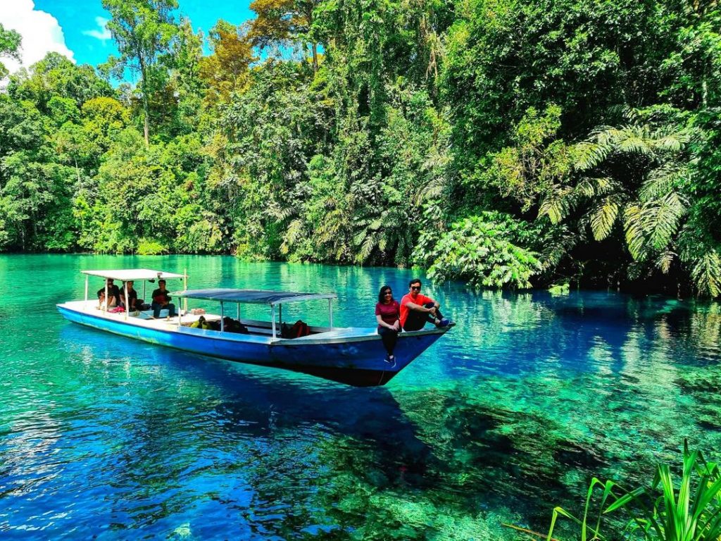 Danau Labuan Cermin, Danau Dua Rasa yang Indah di Kalimantan Timur ...