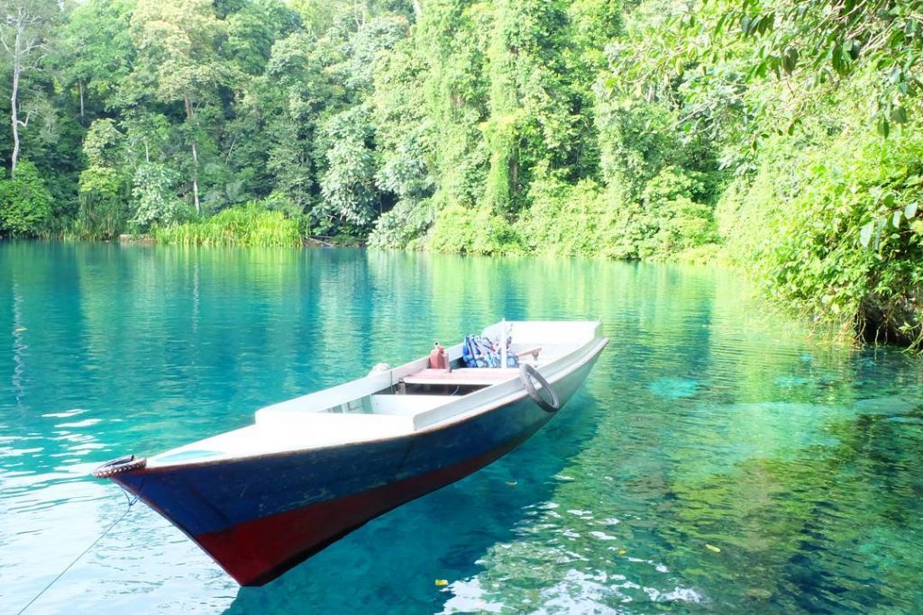 Danau Labuan Cermin, Danau Dua Rasa yang Indah di Kalimantan Timur ...