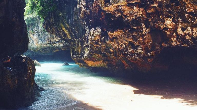 Pantai Suluban Bali: Pantai Eksotis Tersembunyi Diantara Karang - BookingTogo