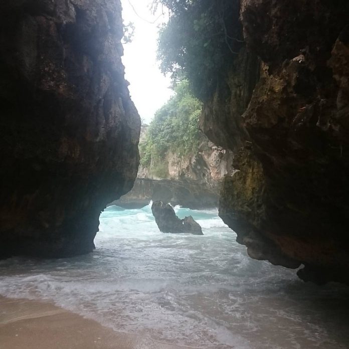 Pantai Suluban Bali: Pantai Eksotis Tersembunyi Diantara Karang - BookingTogo