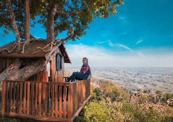Menikmati Keindahan Alam Puncak Ratu Pamekasan - BookingTogo