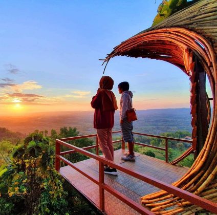 Menikmati Keindahan Alam Puncak Ratu Pamekasan - BookingTogo