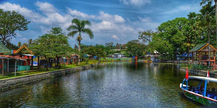 Taman Wisata Air Wendit, Pemandian Air Panas sebening Kristal di Malang ...