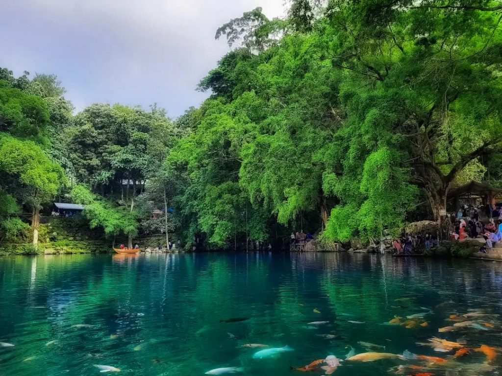 Telaga Biru Cicerem, Menikmati Indahnya Danau Sebening Kaca - BookingTogo