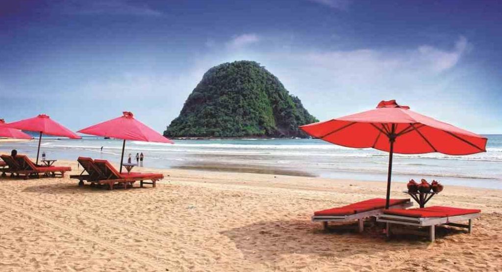 Pantai Pulau Merah, Hidden Gem Banyuwangi yang Menawan