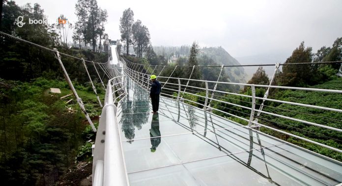 Jembatan Kaca Seruni Point, Pertama di Indonesia yang Menggantung 80 ...