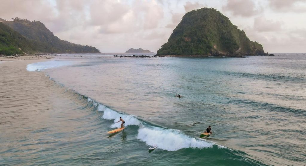 Pantai Pulau Merah, Hidden Gem Banyuwangi yang Menawan