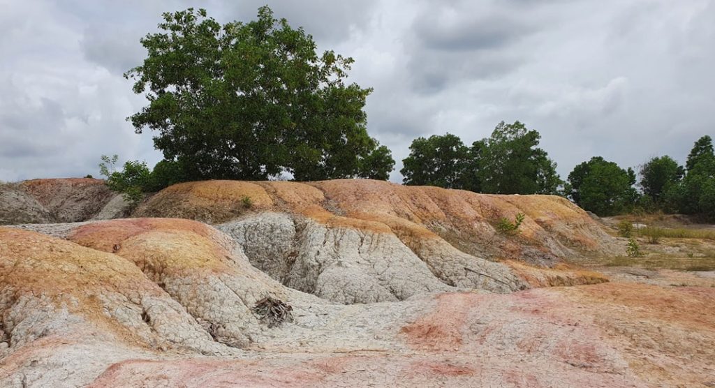 Mirip dengan Peru, Rainbow Hills Pekanbaru Jadi Spot Wisata yang ...