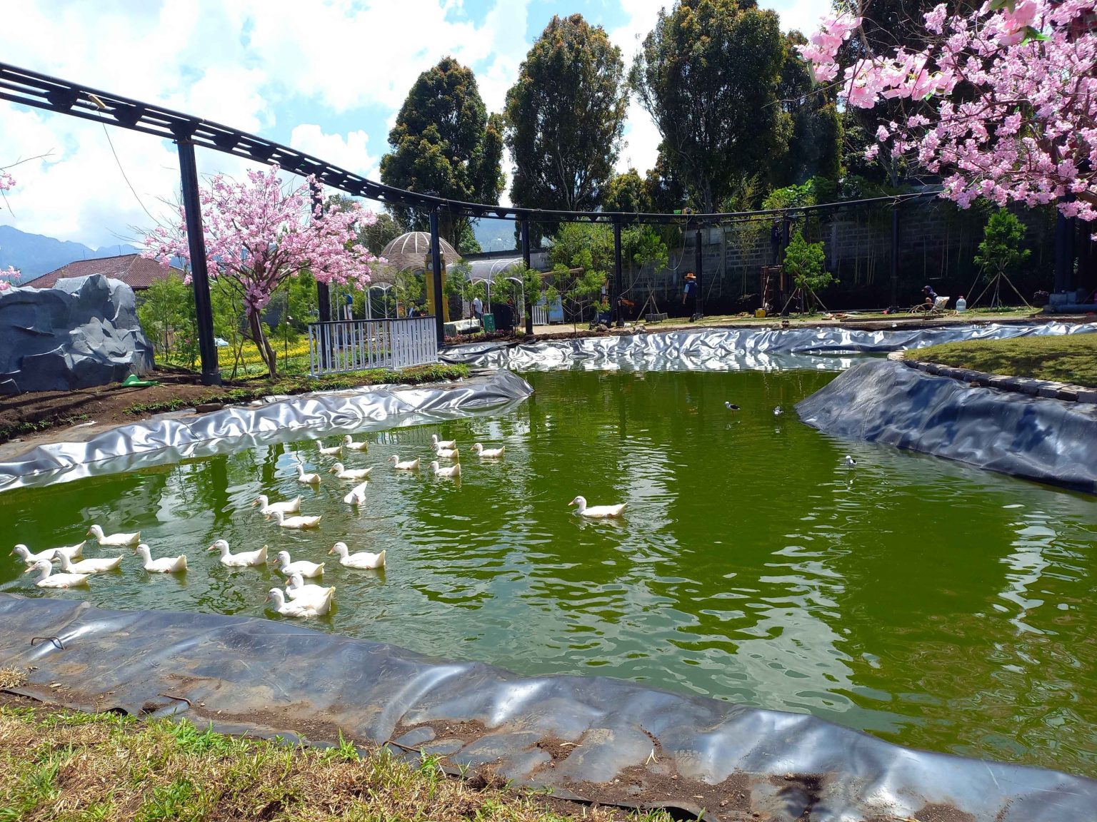 10 Aktivitas Mini Mania Lembang, Sensasi Berkeliling Dunia di Bandung